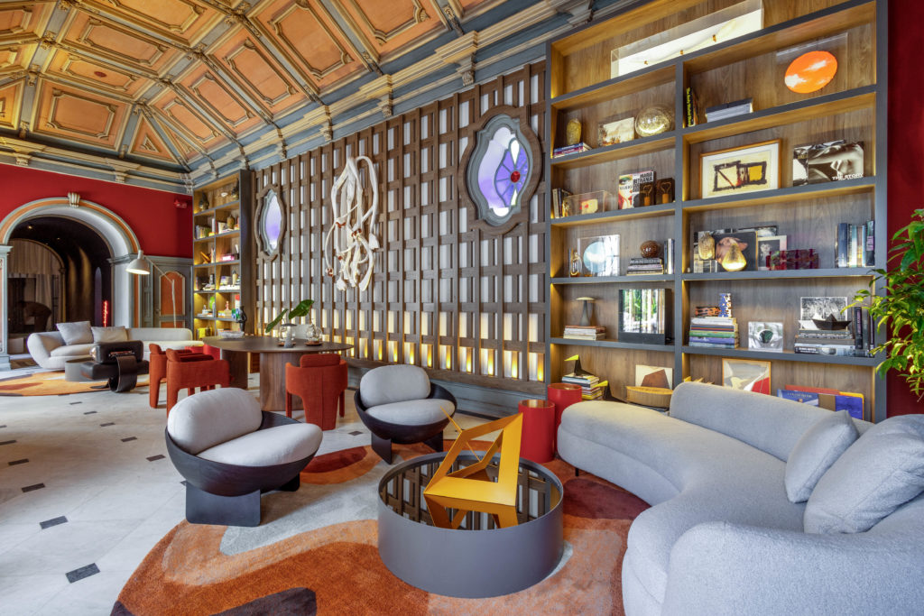 A arte é o fio condutor do design criado para a recepção do hotel ...