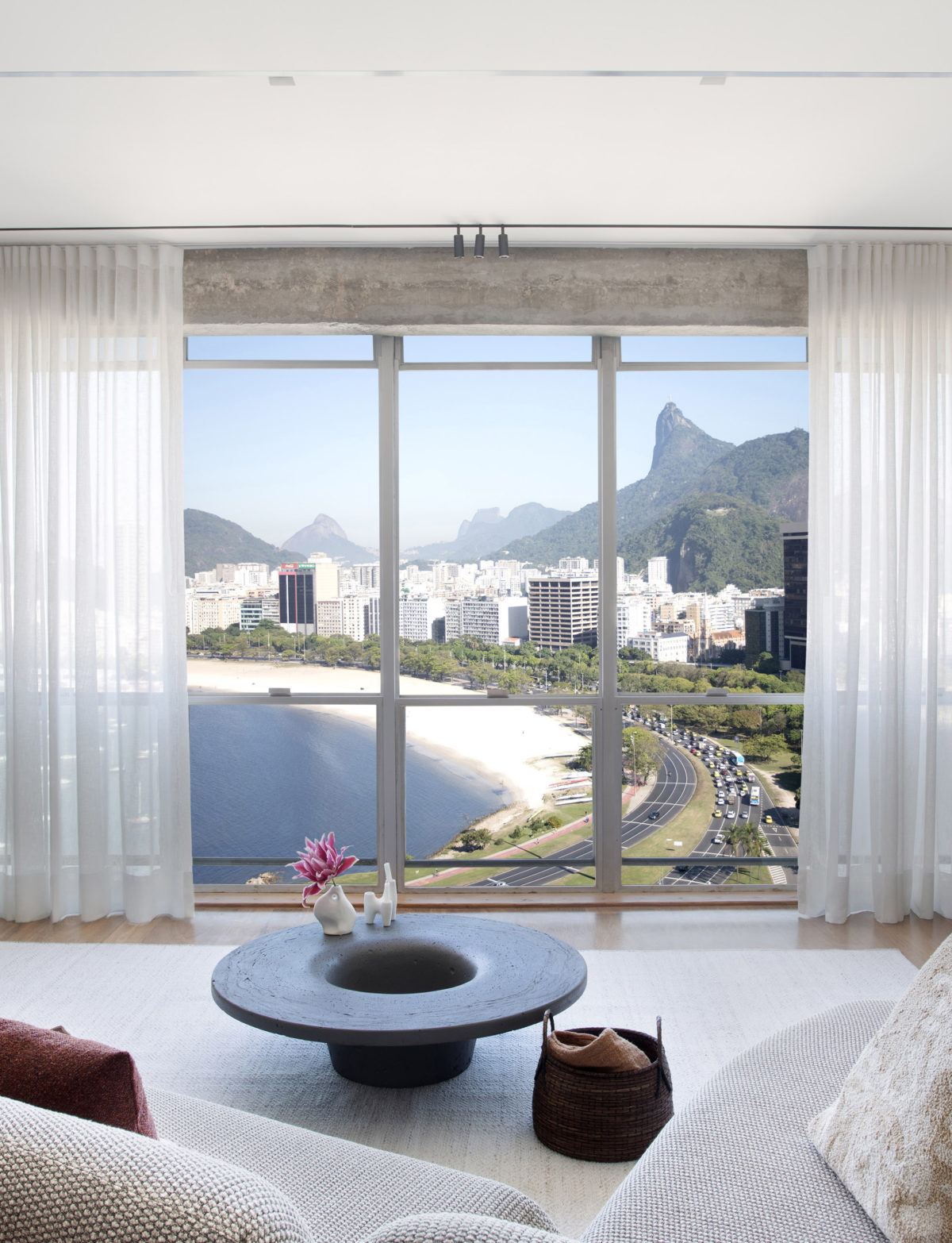 A vista indevassável da Enseada de Botafogo orientou o projeto de ...